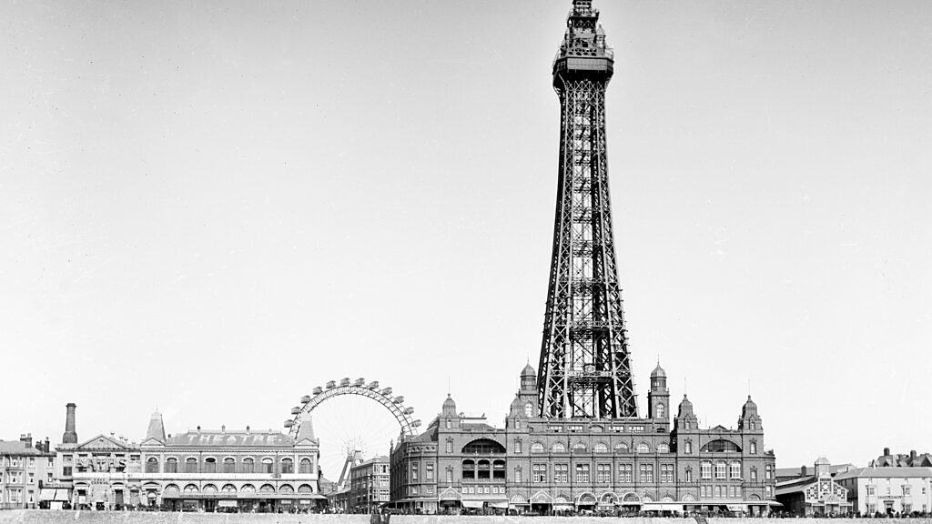 Showtown | Twilight Promenade Walking Tour